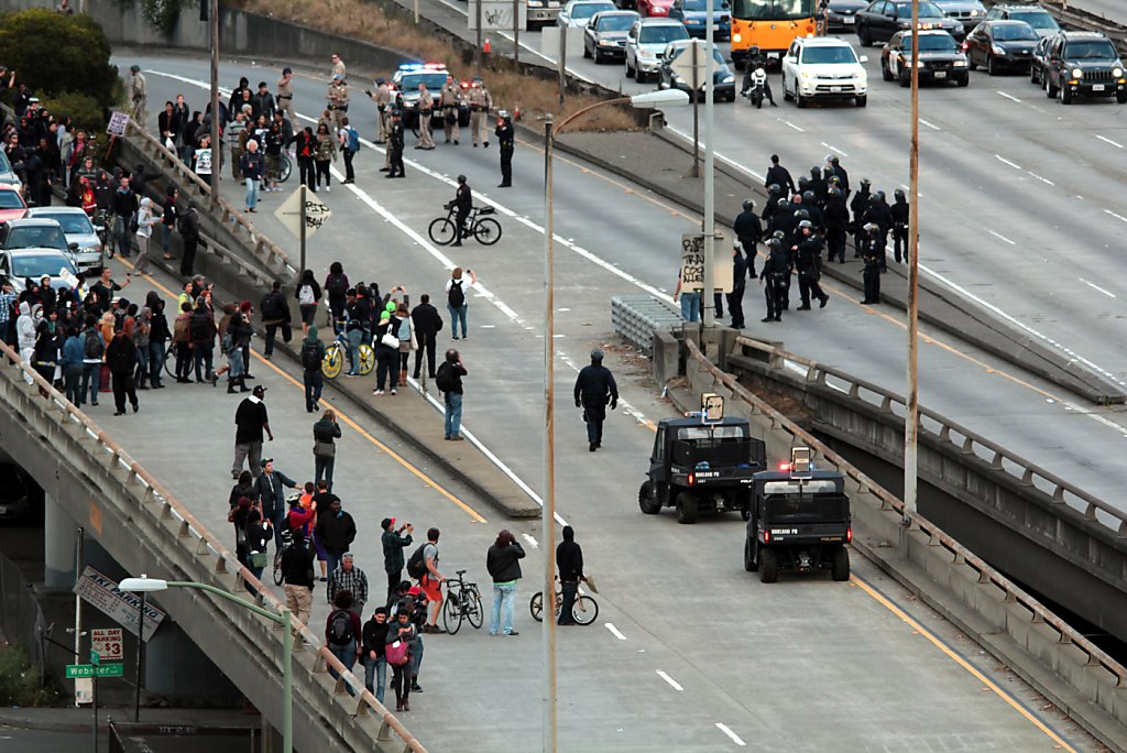 Waiter attacked, freeway blocked in 3rd Oakland protest