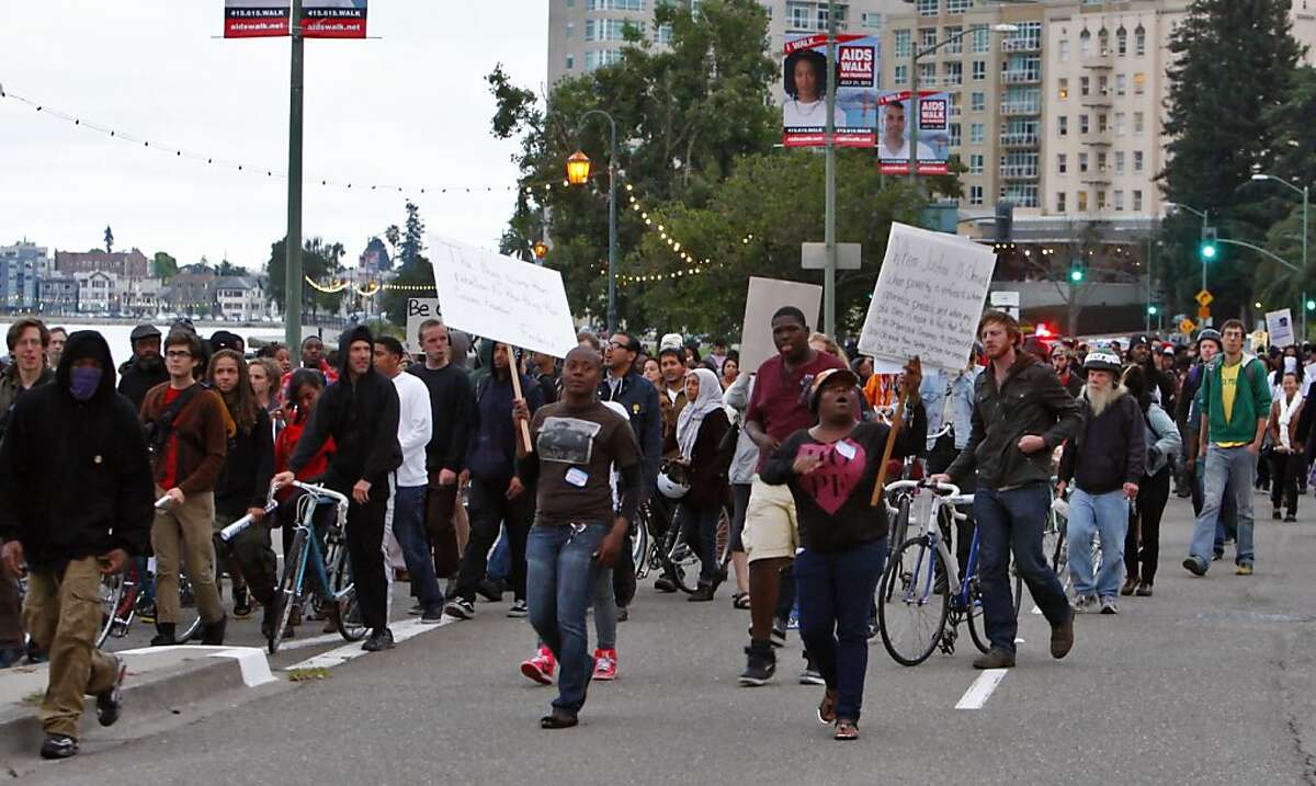 Waiter attacked, freeway blocked in 3rd Oakland protest