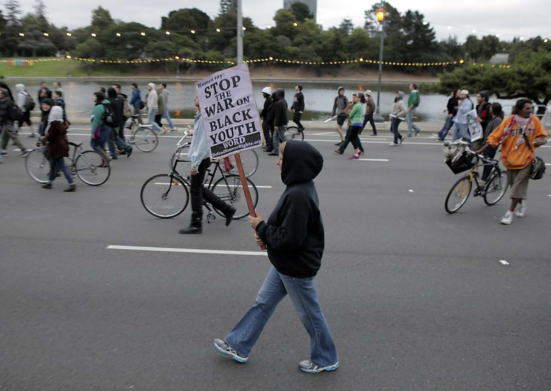 Waiter attacked, freeway blocked in 3rd Oakland protest