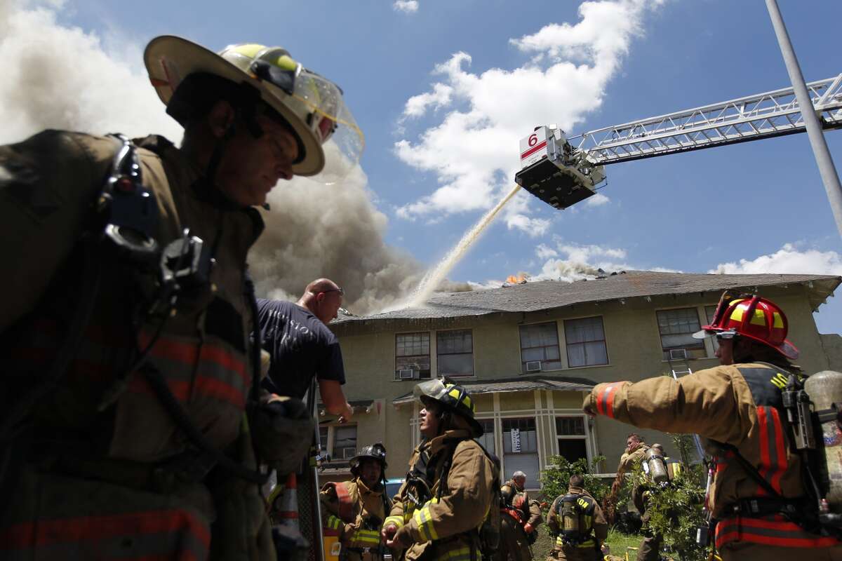 Houston firefighters battle blaze at apartment in Heights