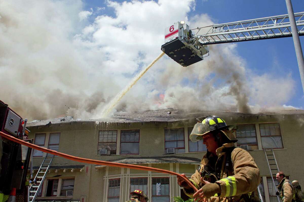 Houston firefighters battle blaze at apartment in Heights