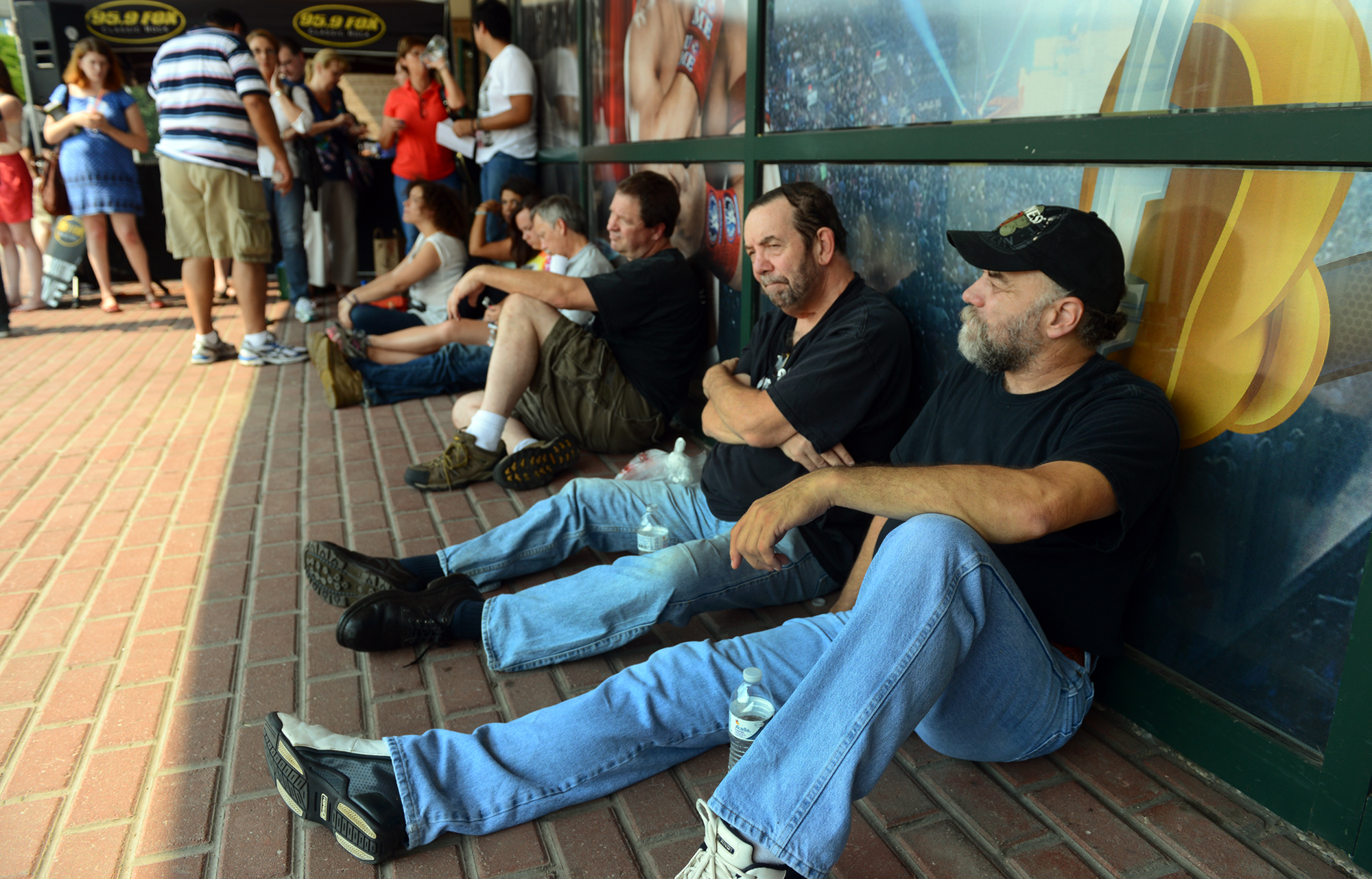 Dylan die-hards brave long distances, heat