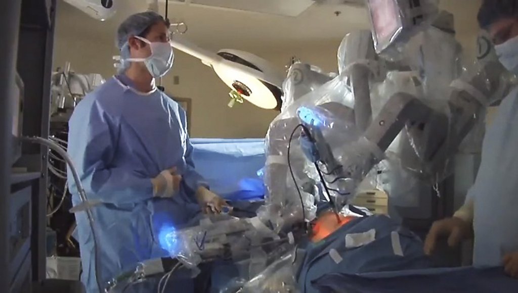 Robotic surgery injury reports lacking, critics say