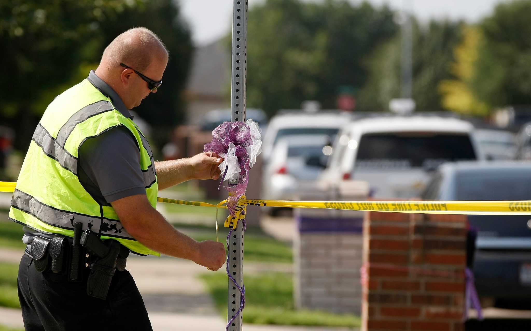 Officer wounded while serving warrant on homicide suspect