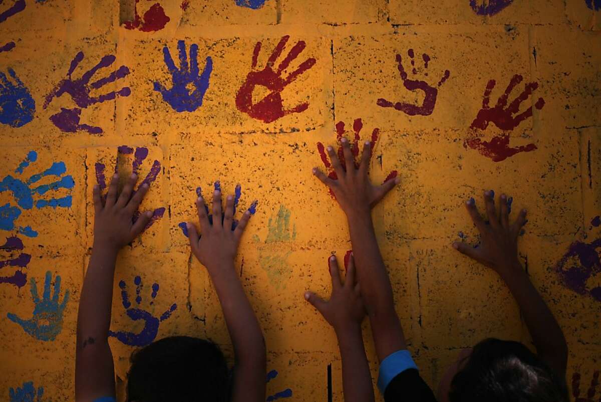 Syrian refugee kids using art to brighten camp