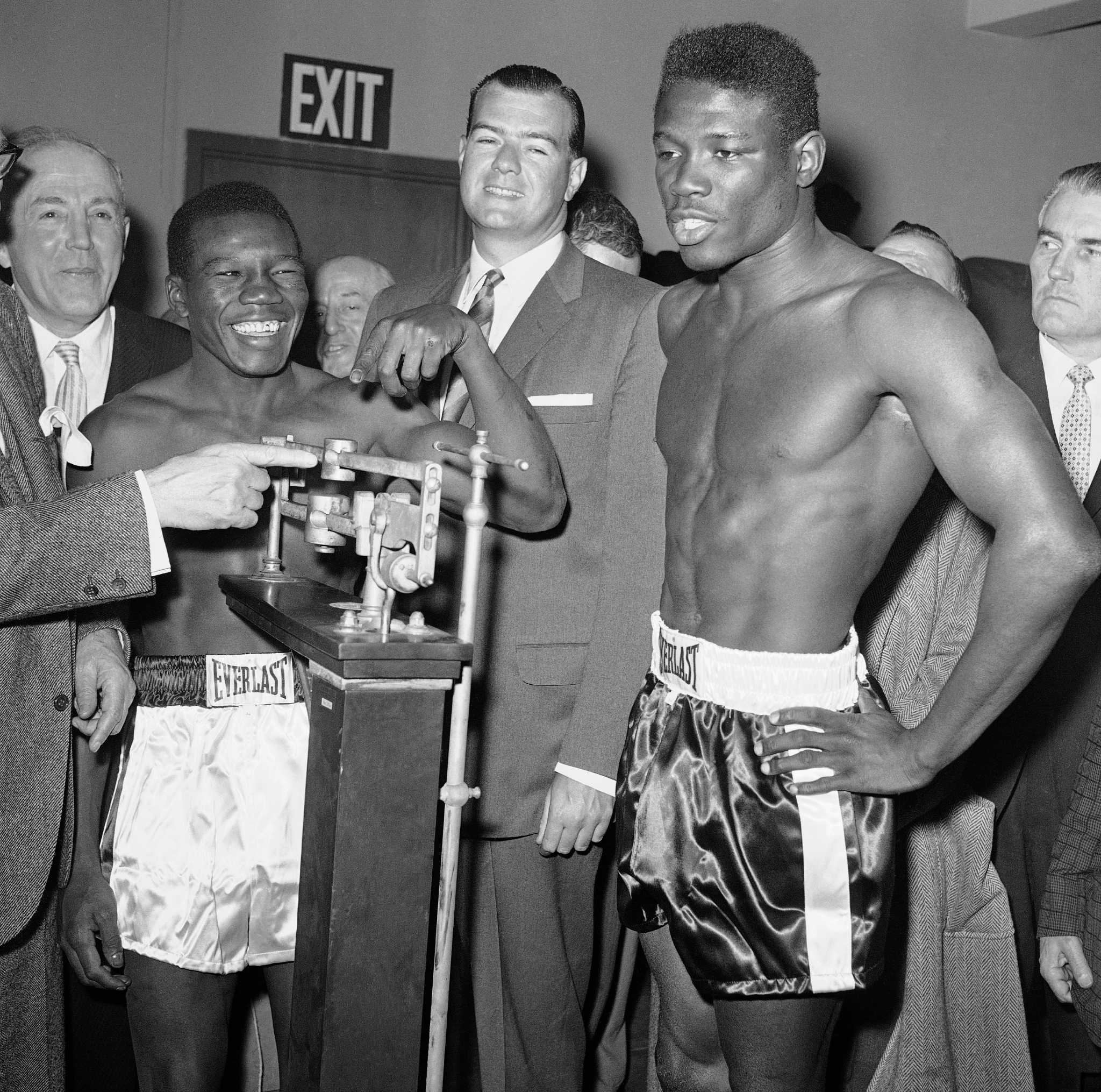 Around sports: Former boxing champion Griffith dead at 75