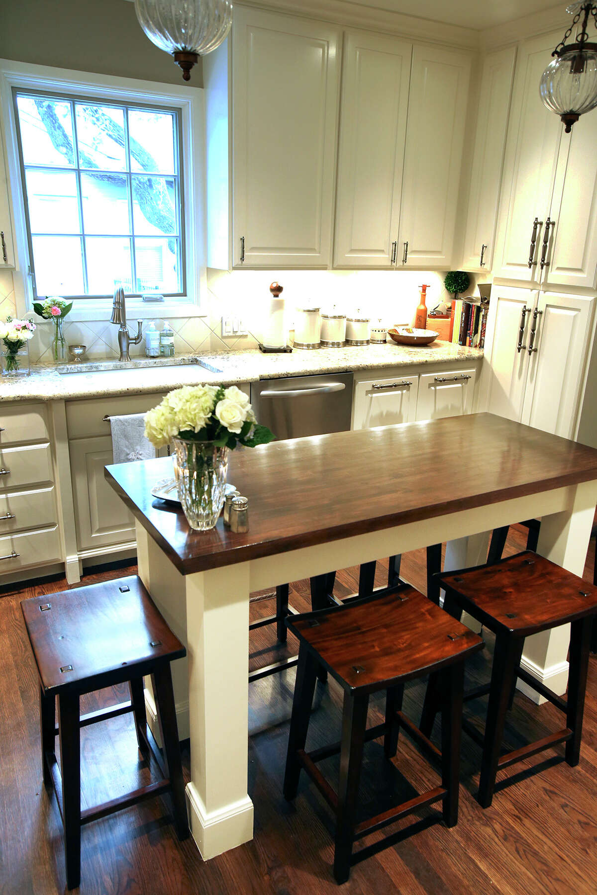 Cooks & Cocinas: A classic mix of comfort and elegance