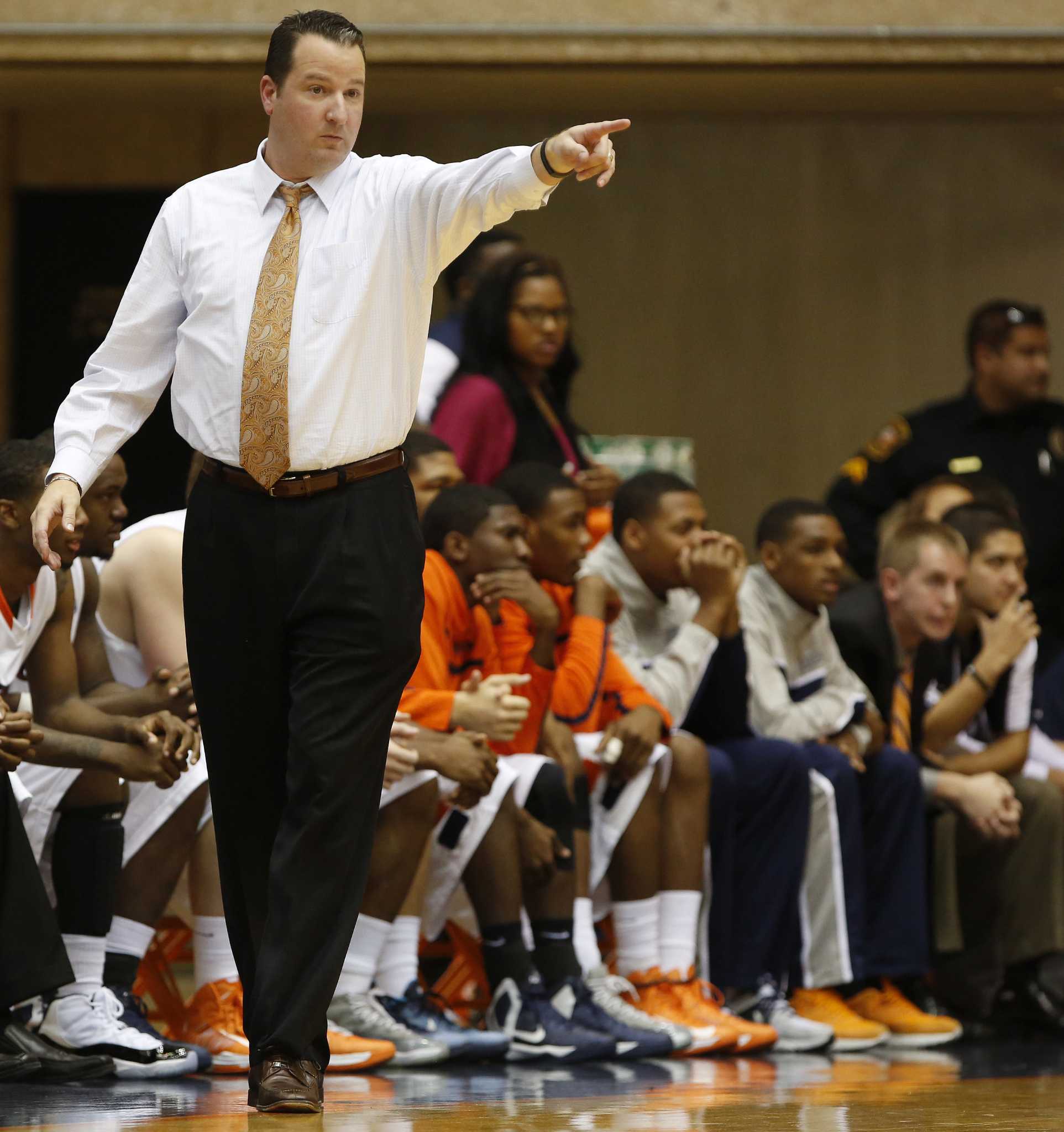 UTSA's Thompson gets new 4-year deal