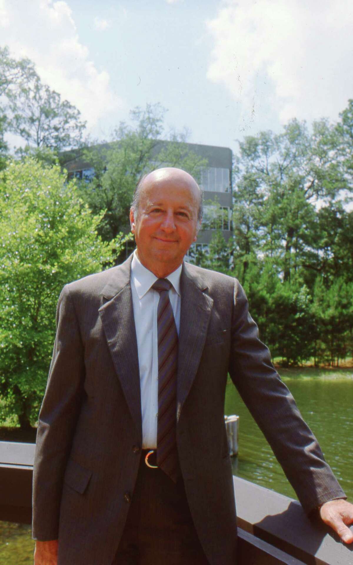 Symphony to honor George Mitchell's arts contributions