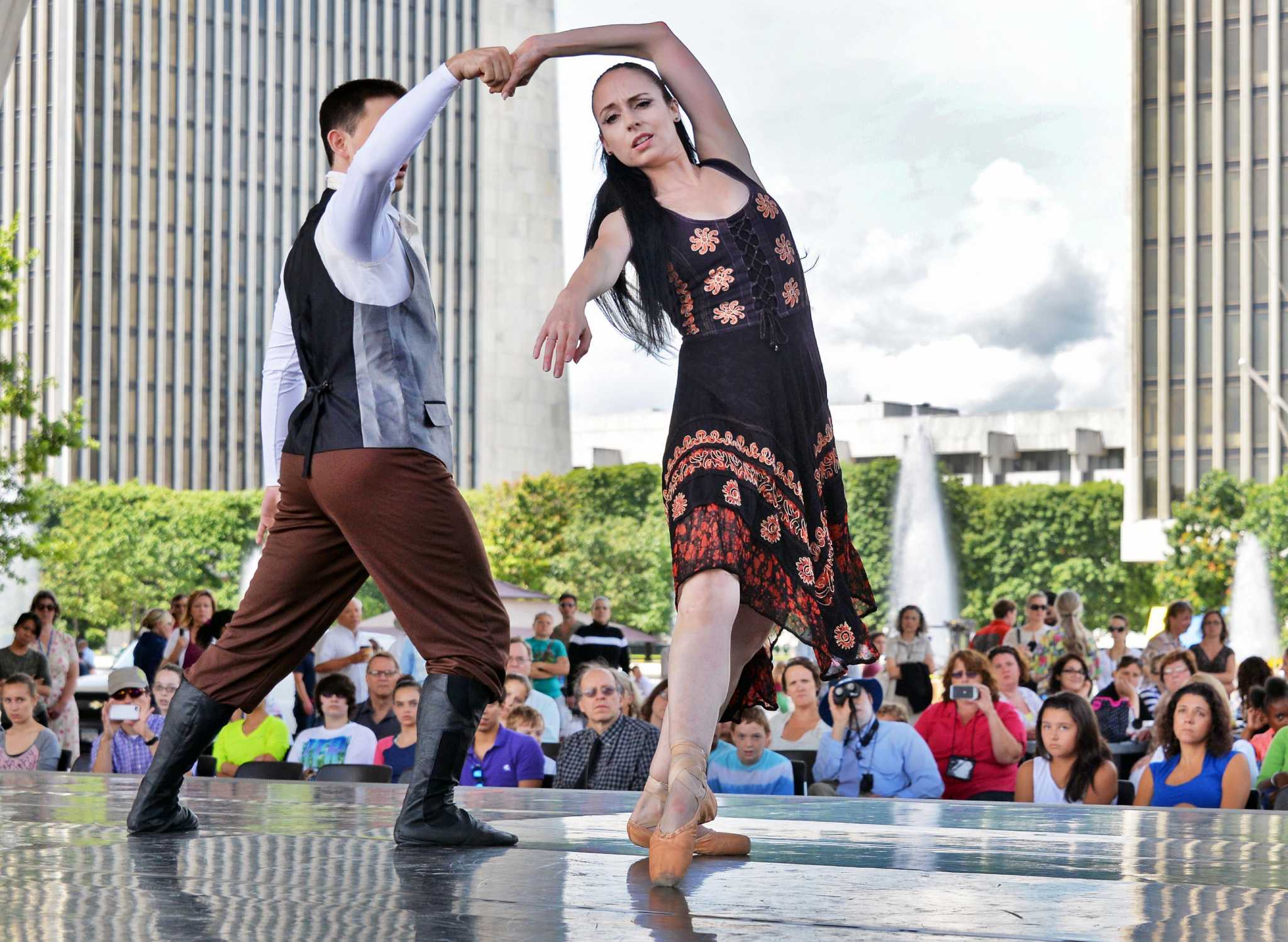 Photos: Lunchtime dance at the plaza
