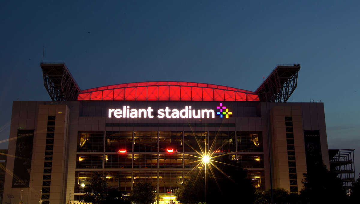 Color testing for Reliant's new giant video boards produces strange glow