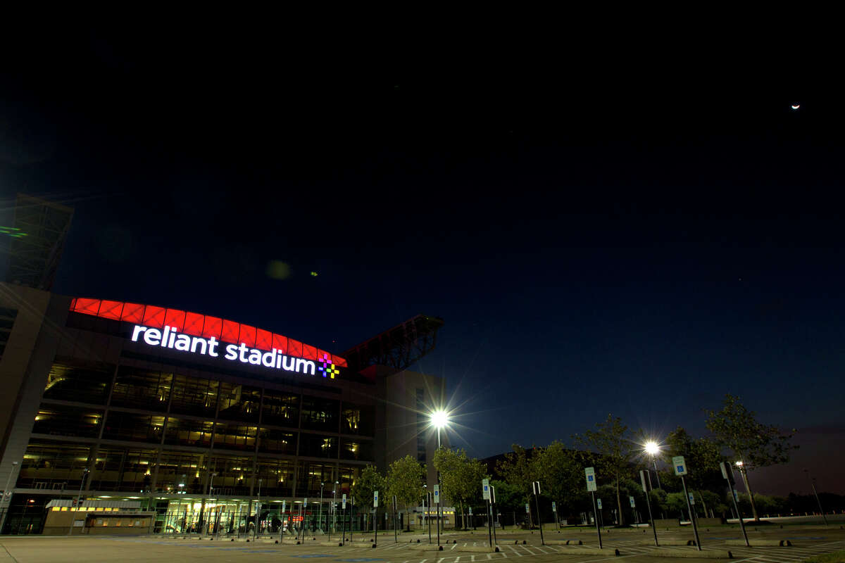 Color testing for Reliant's new giant video boards produces strange glow