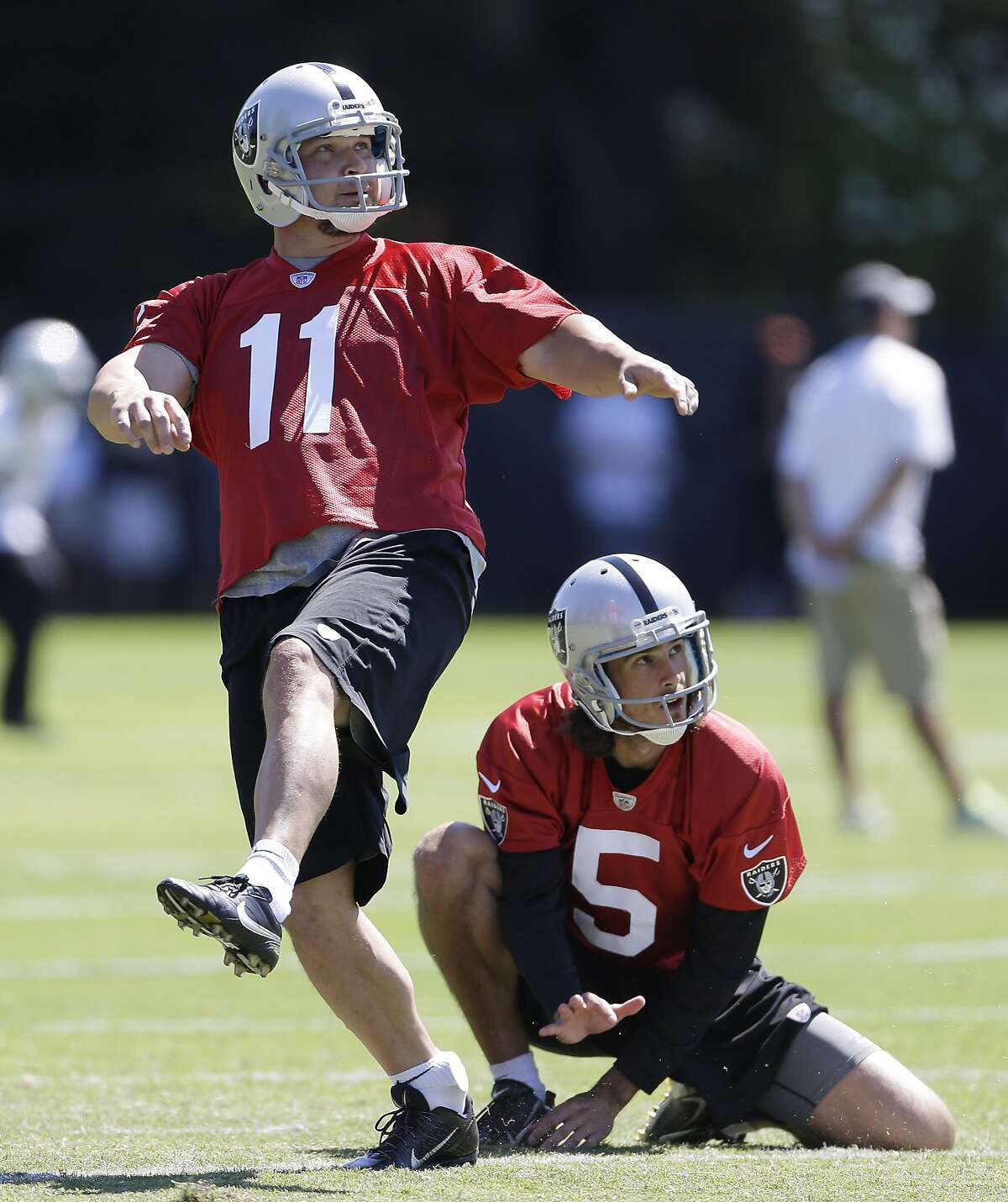 Raiders sign kicker Janikowski to 4 more years