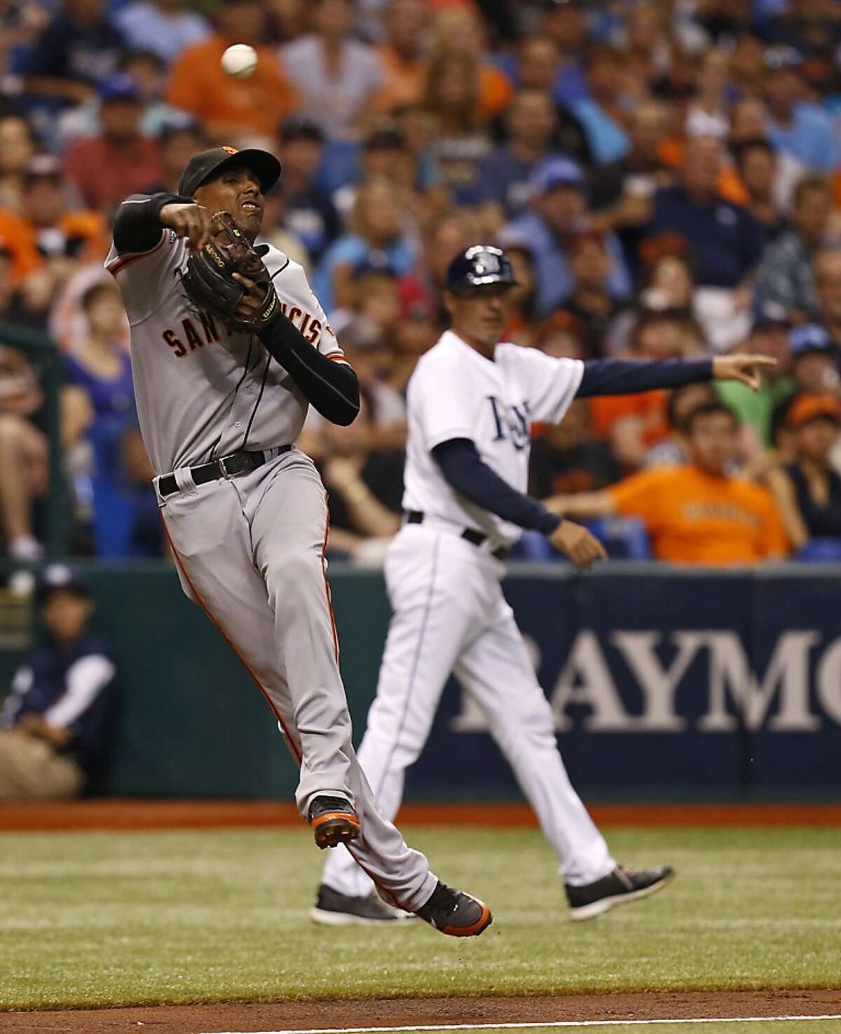Belt's bat re-emerges to lift Giants over Rays