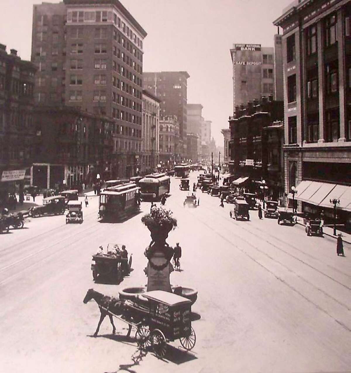 Oakland's Latham Square becomes pedestrian plaza