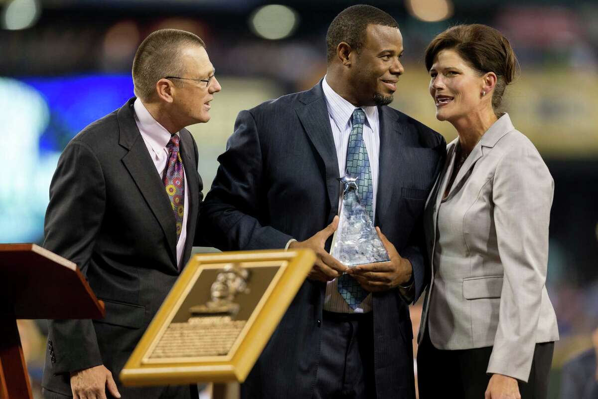'The Kid' returns: Ken Griffey Jr. enshrined in Mariners Hall of Fame