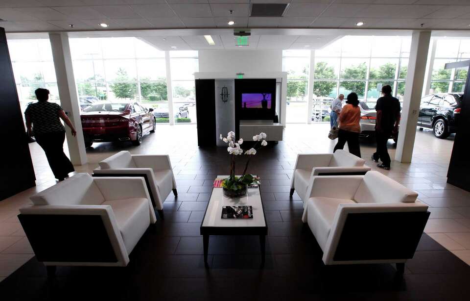 Lincoln dealers change focus