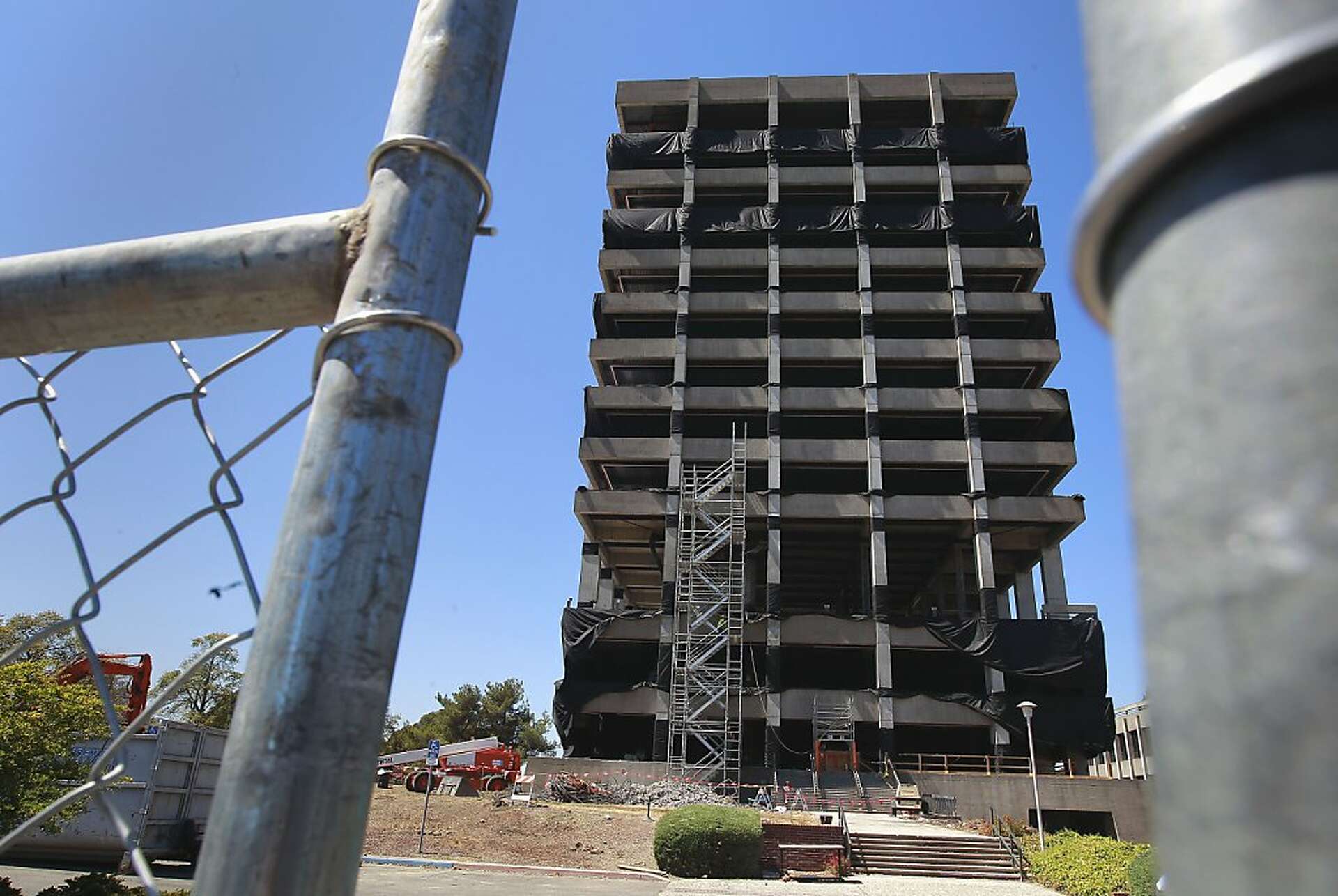 CSU East Bay landmark building ready to implode