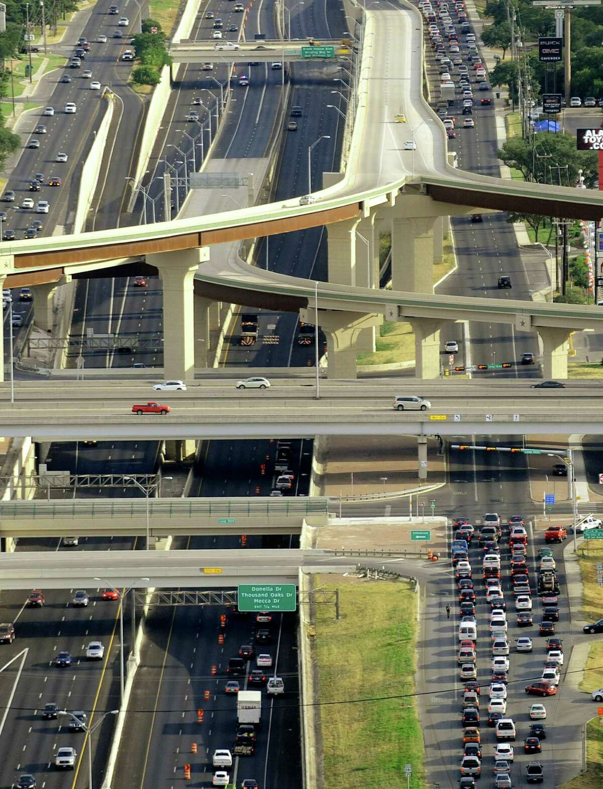 U.S. 281 southbound lanes at Henderson Pass closed for now
