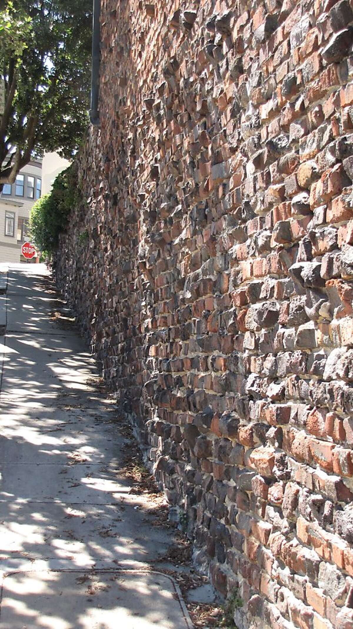 Earthquake-scarred bricks put on a show