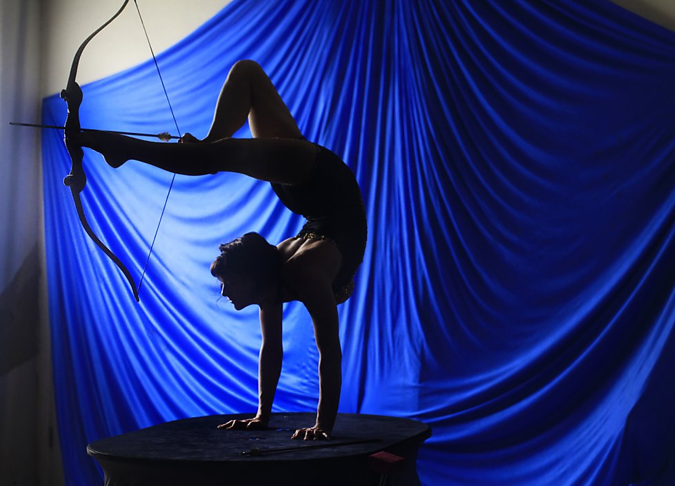 Contortionist's amazing feat with amazing feet