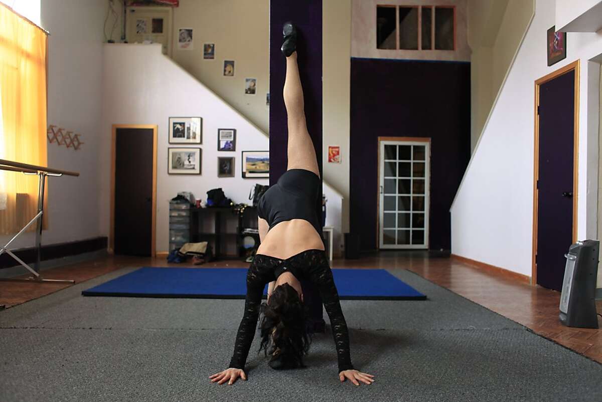 Contortionist's amazing feat with amazing feet