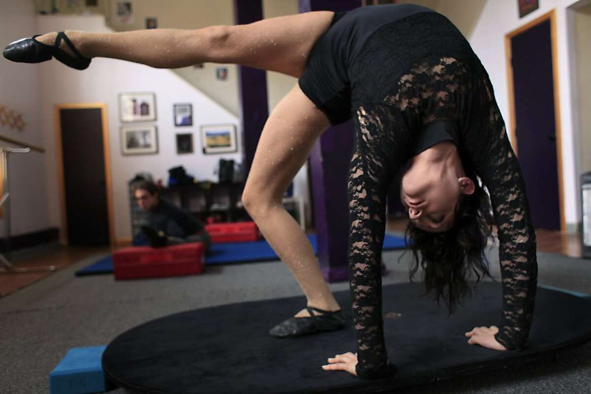 Contortionist's amazing feat with amazing feet