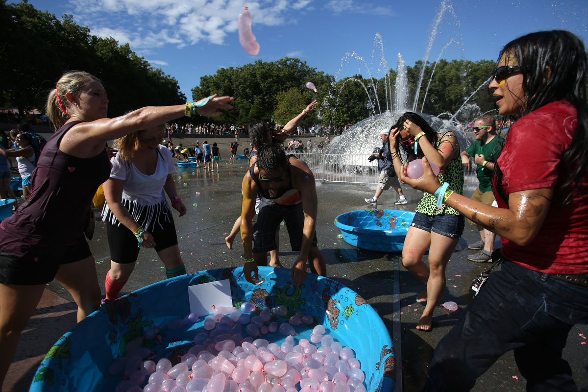 Record water balloon fight attempt