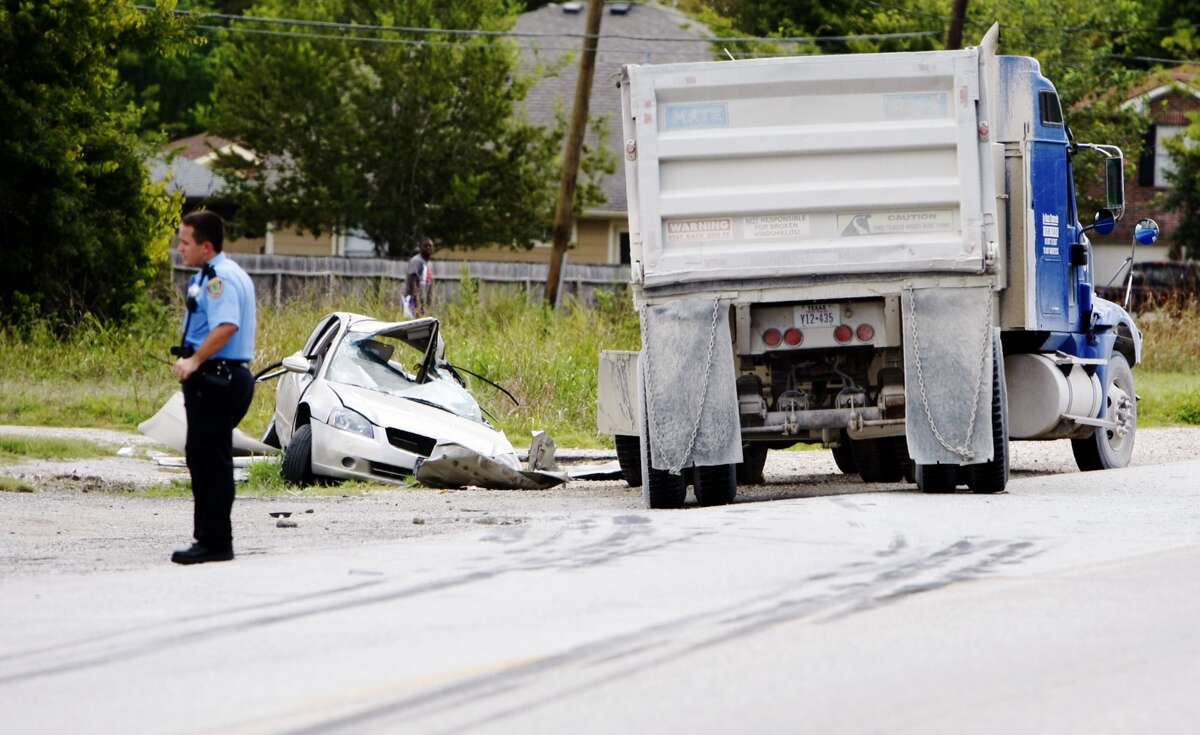 Vehicle wreck turns fatal in south Houston