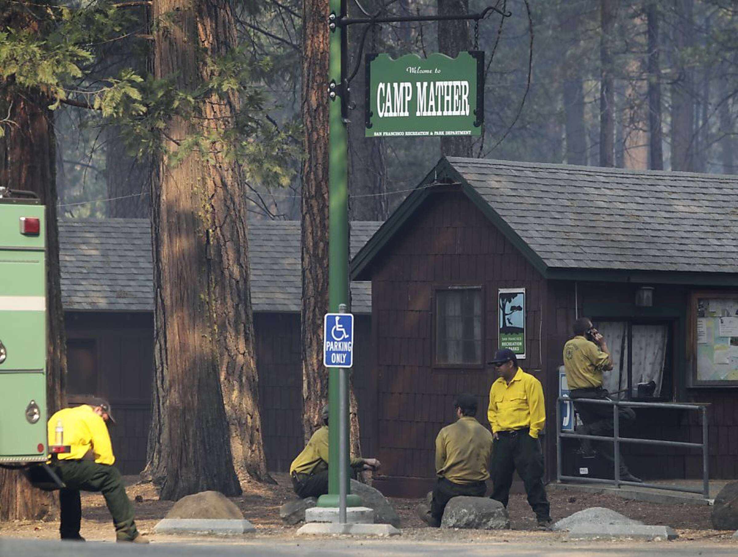 Sierra fire reaches Yosemite, threatens towns