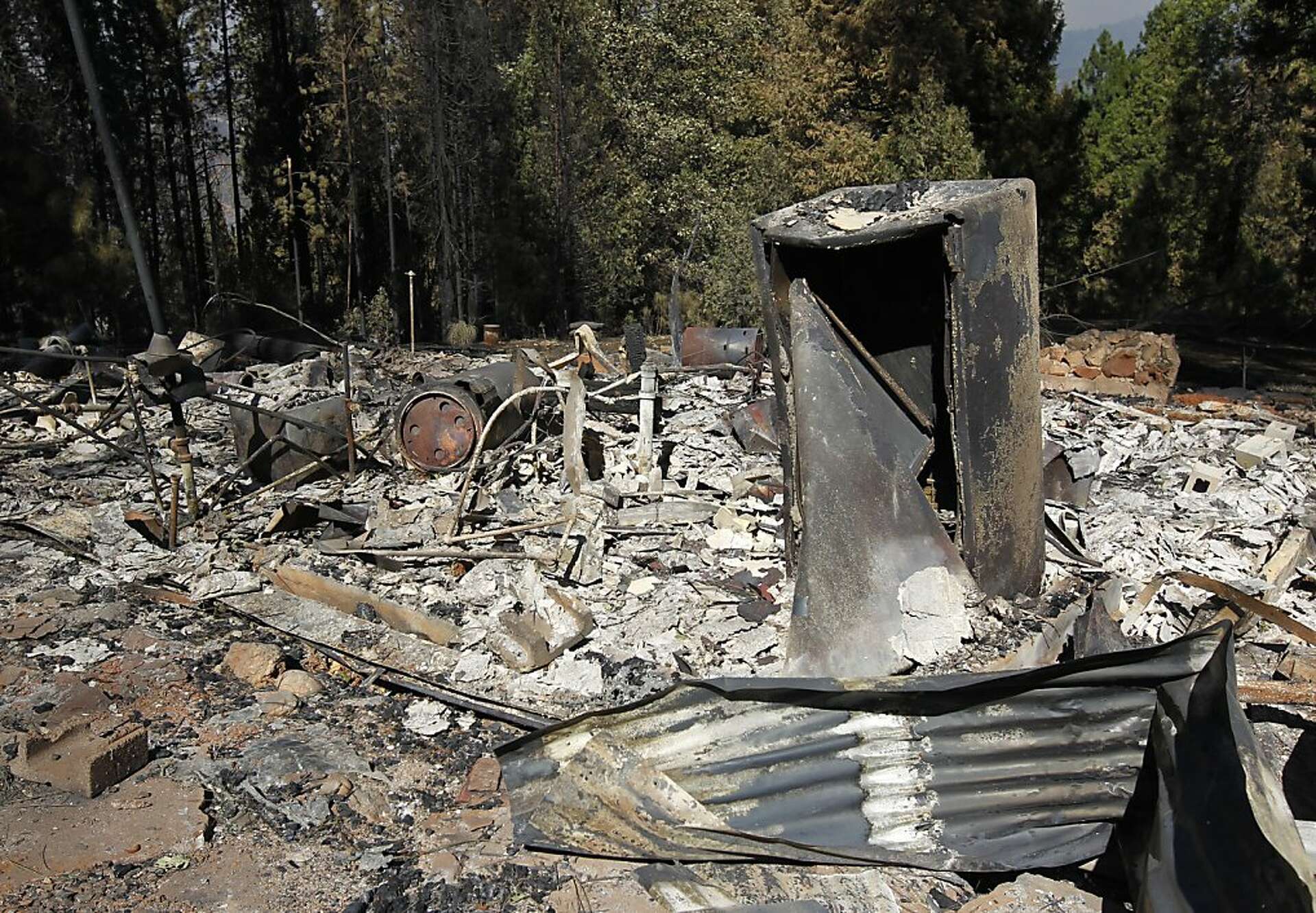 Sierra fire reaches Yosemite, threatens towns