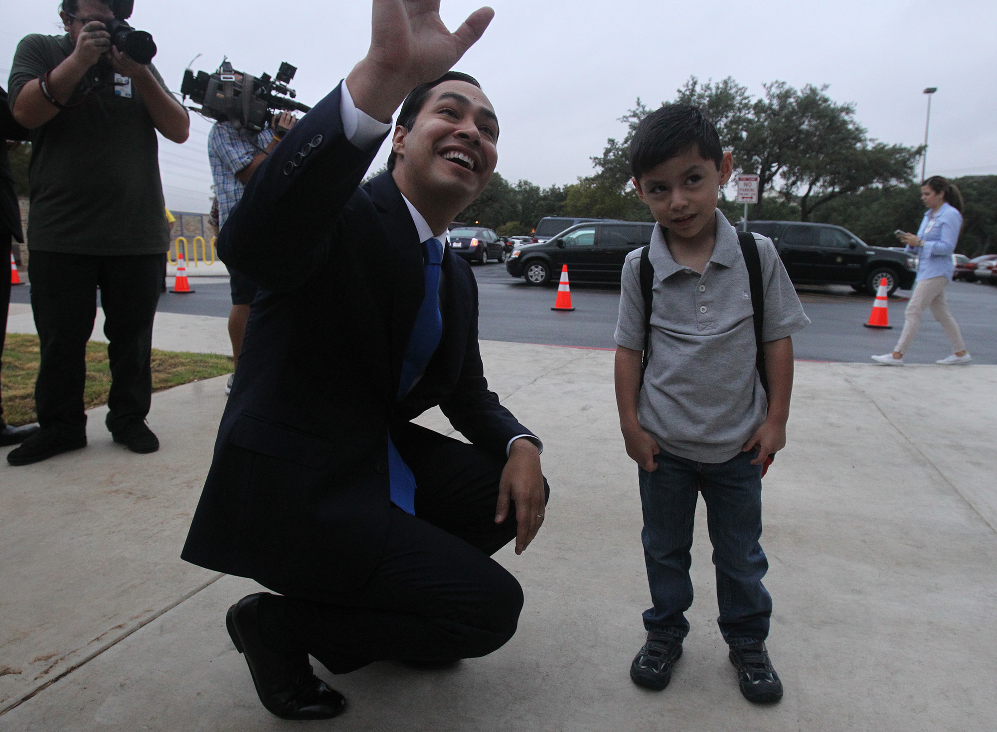 Mayor Castro greets first day Pre-K 4 SA students
