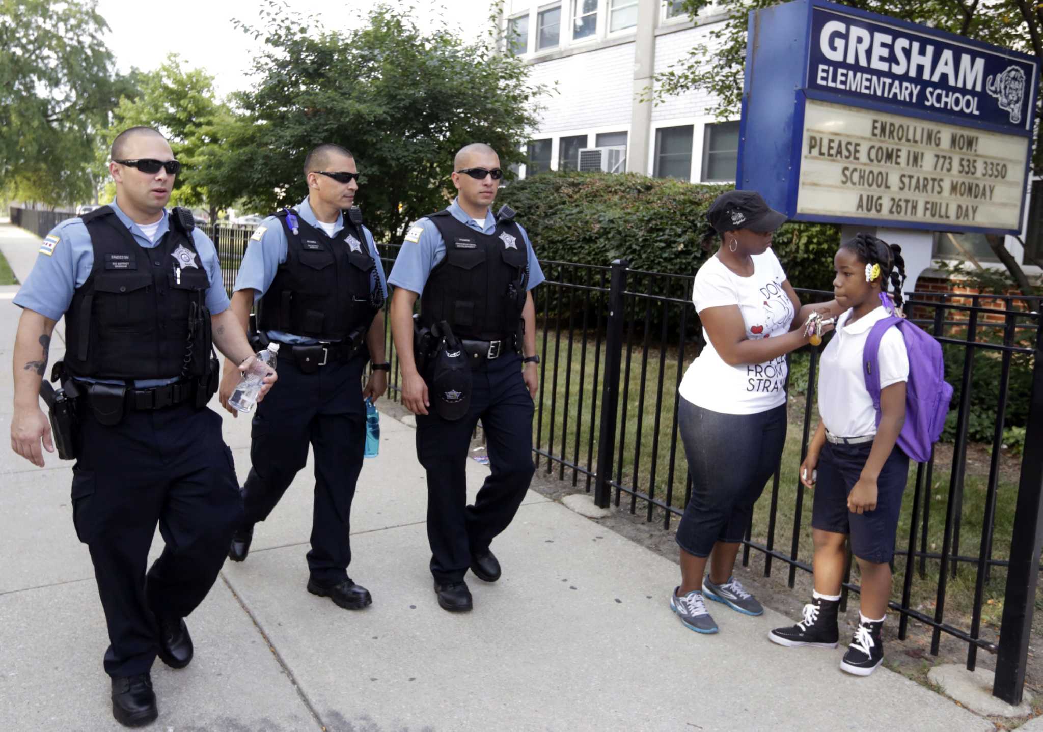 Guards help escort Chicago kids to new schools
