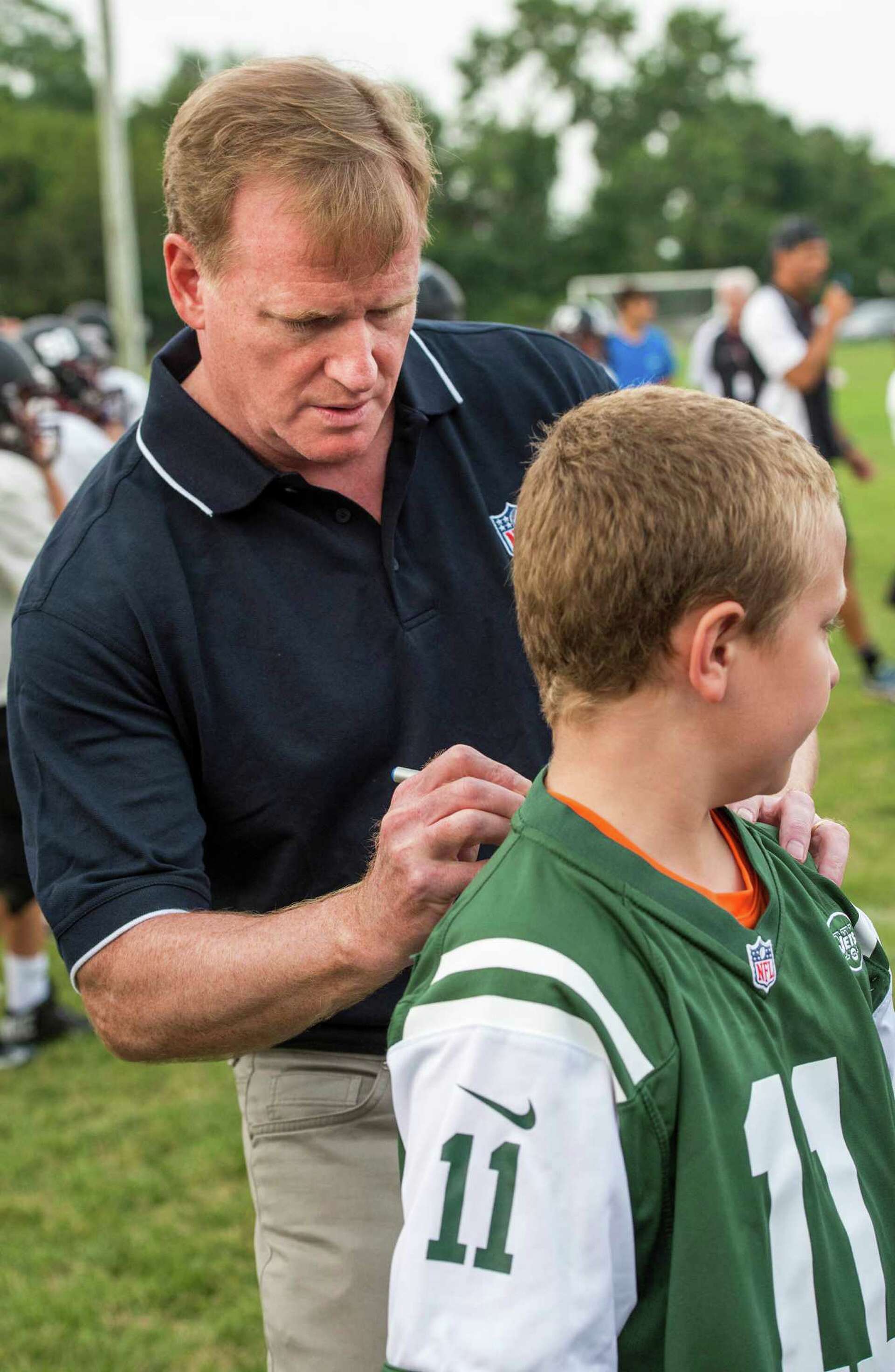 Goodell spreads word of football safety to Fairfield Giants