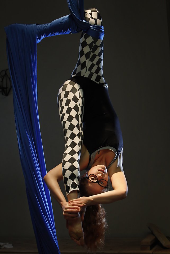 Oakland's grassroots circus acts both modern, retro