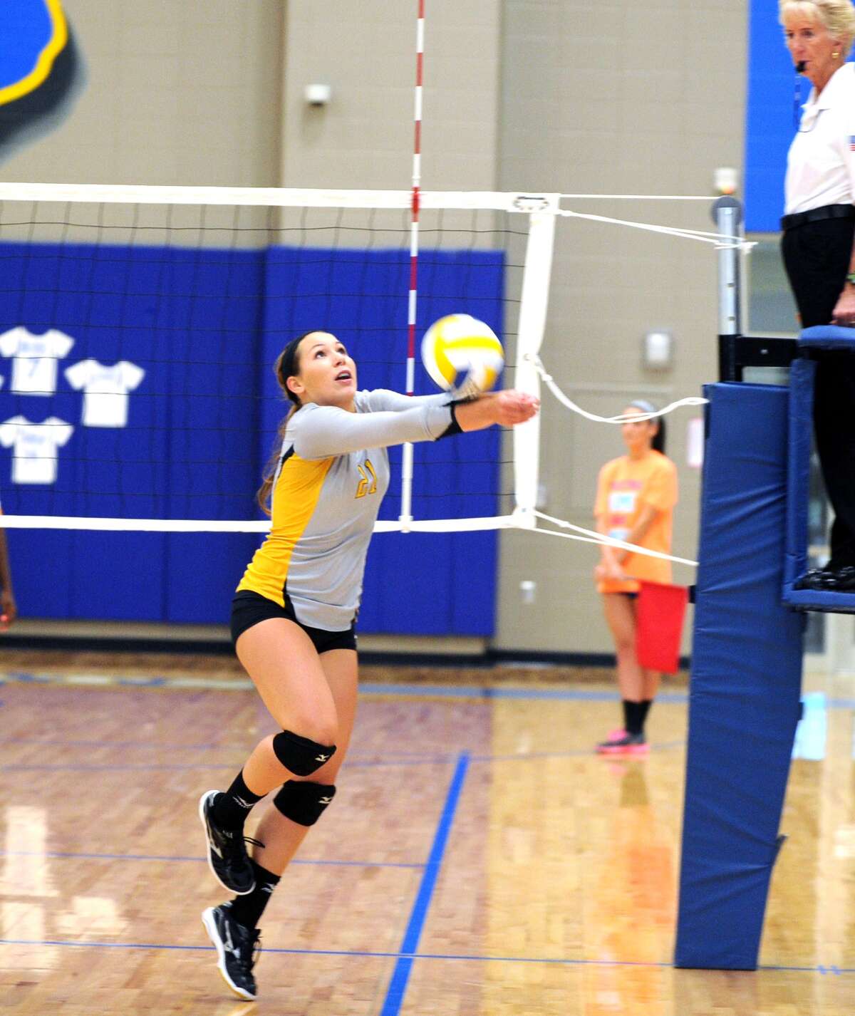 Young Klein Oak Panthers look to live up to volleyball tradition