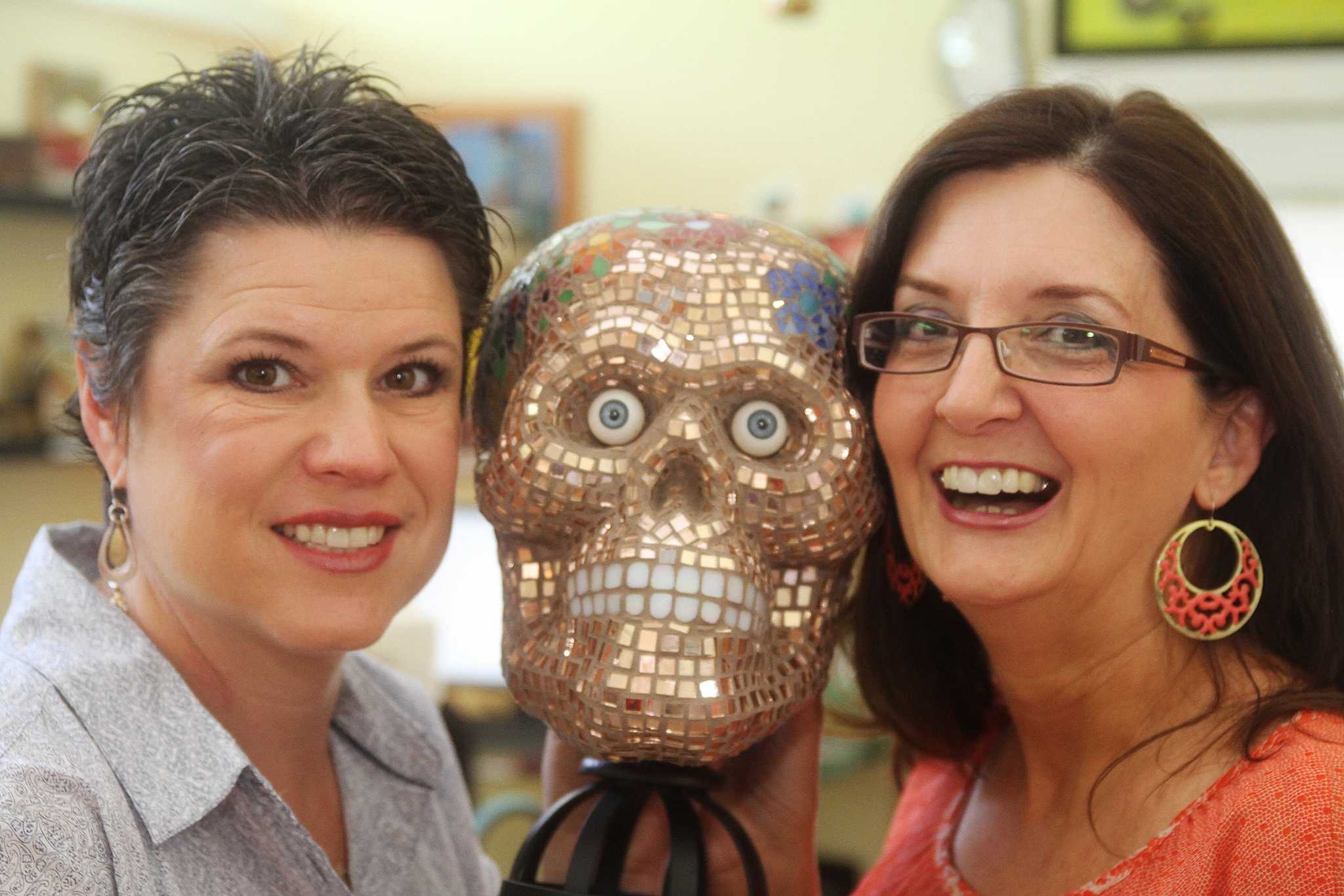 El Lago artist teaches others how to make mosaics