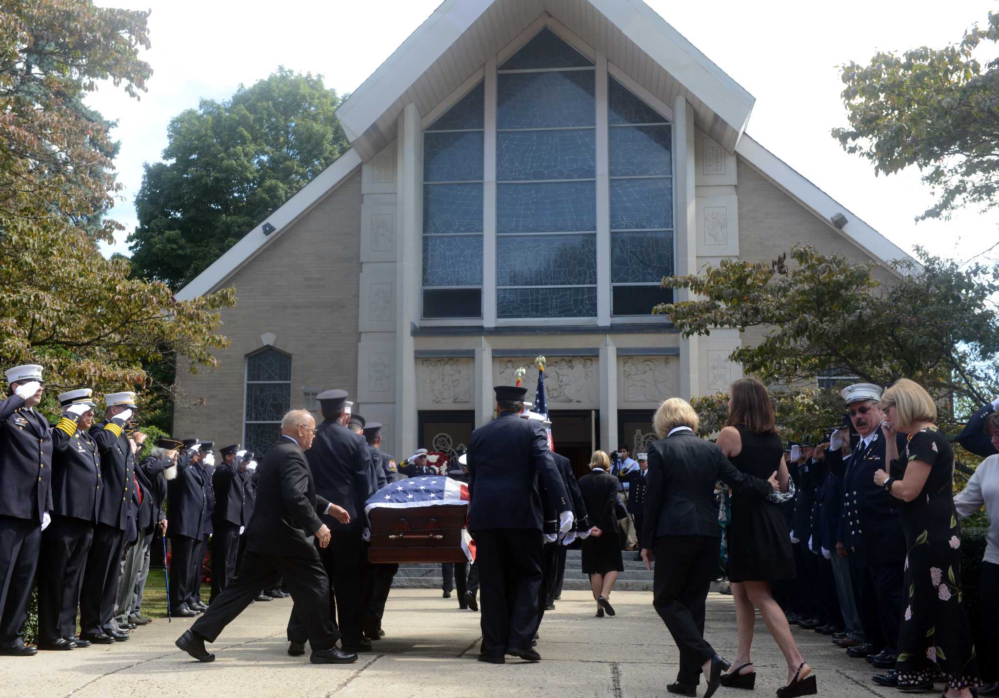 Hundreds pay tribute to late fire chief