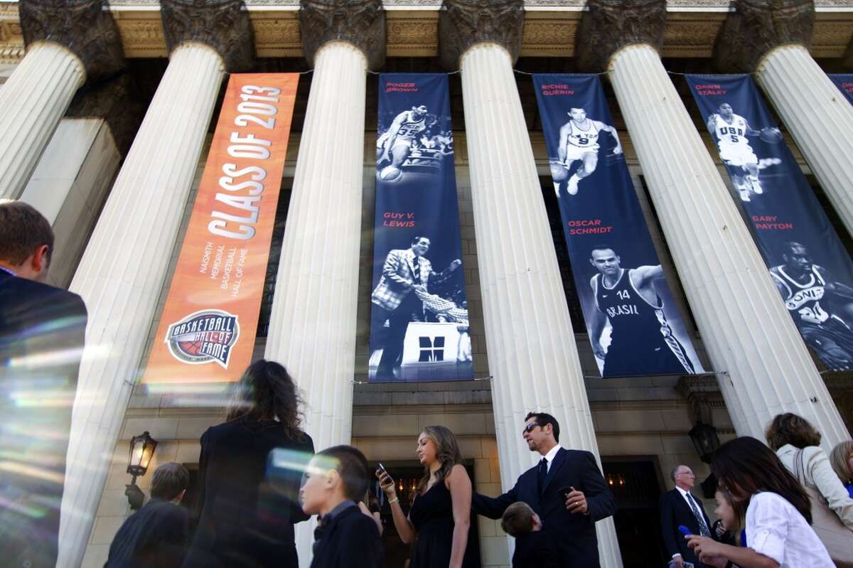 Former UH coach Guy V. Lewis finally enshrined in Hall of Fame