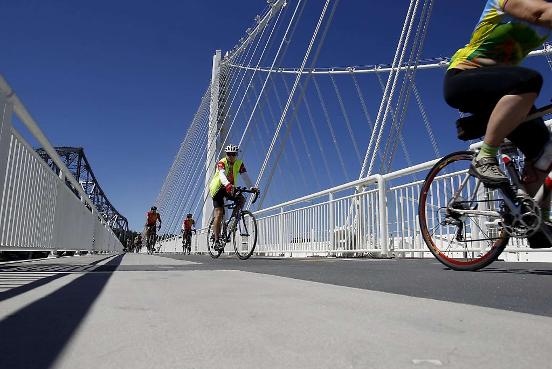 Cyclists, pedestrians jam new Bay Bridge path