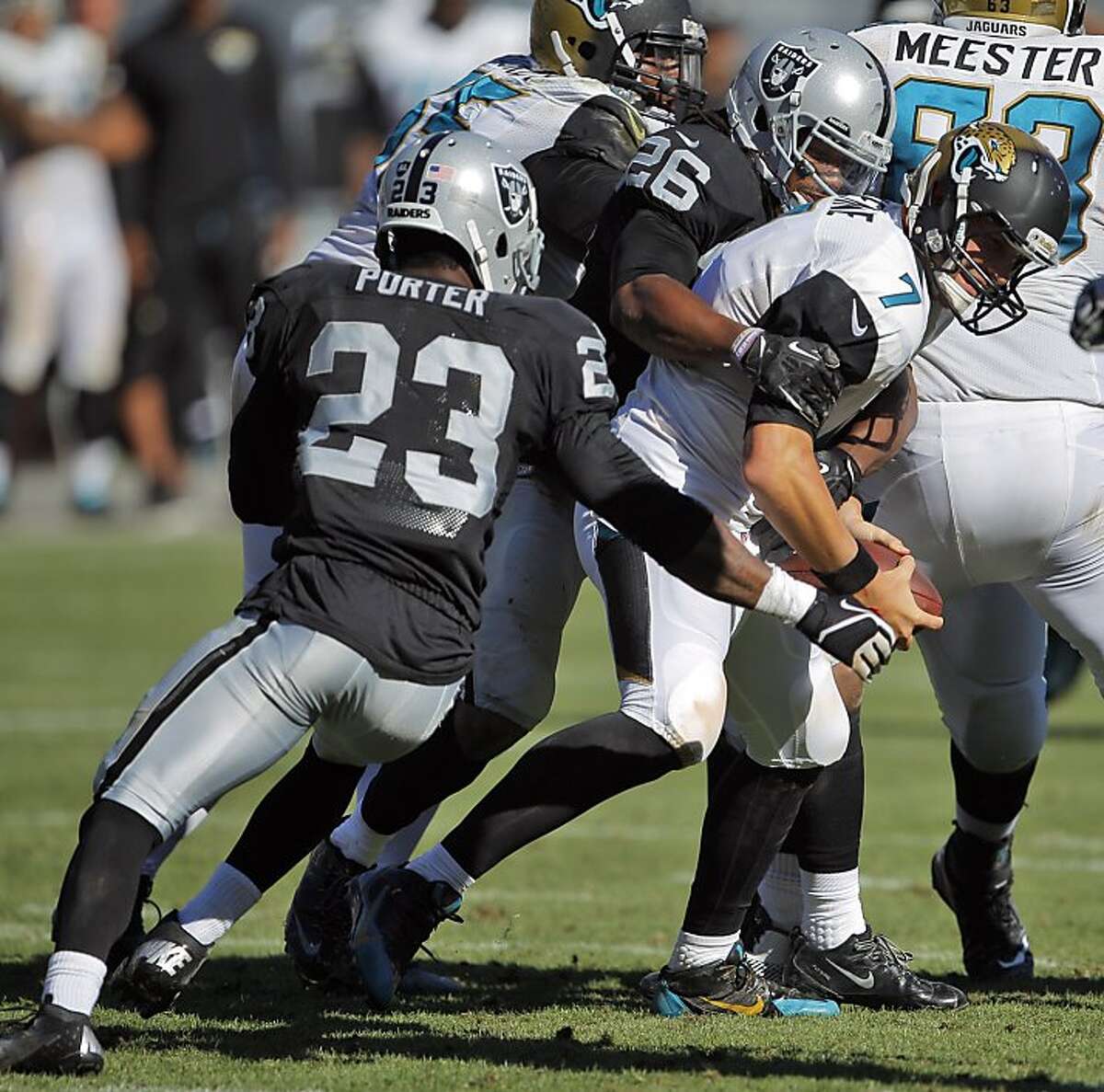 Raiders' Porter returns to mile-high Denver after seizure