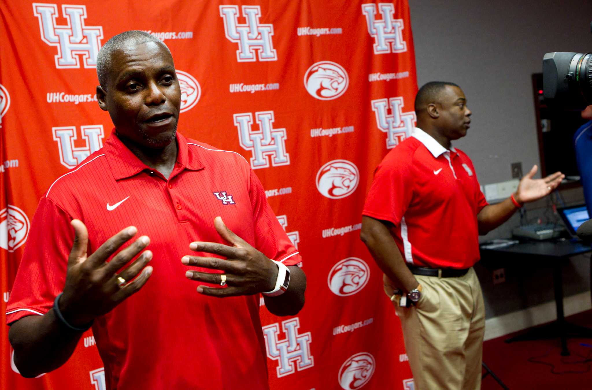 Carl Lewis wants to give back, volunteers as coach at UH