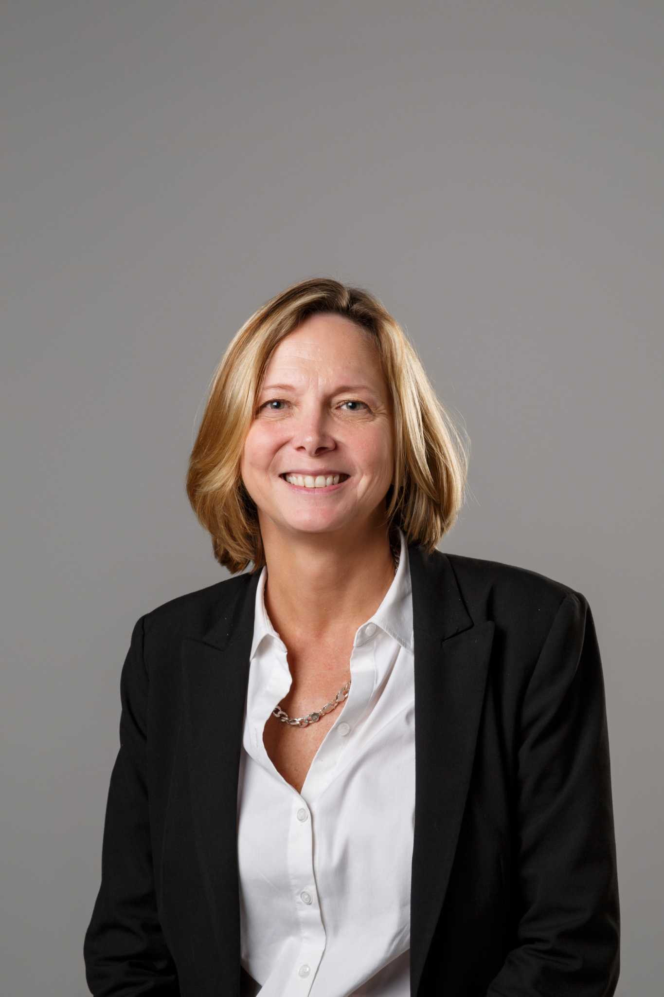 Chronicle names Barnes as editor