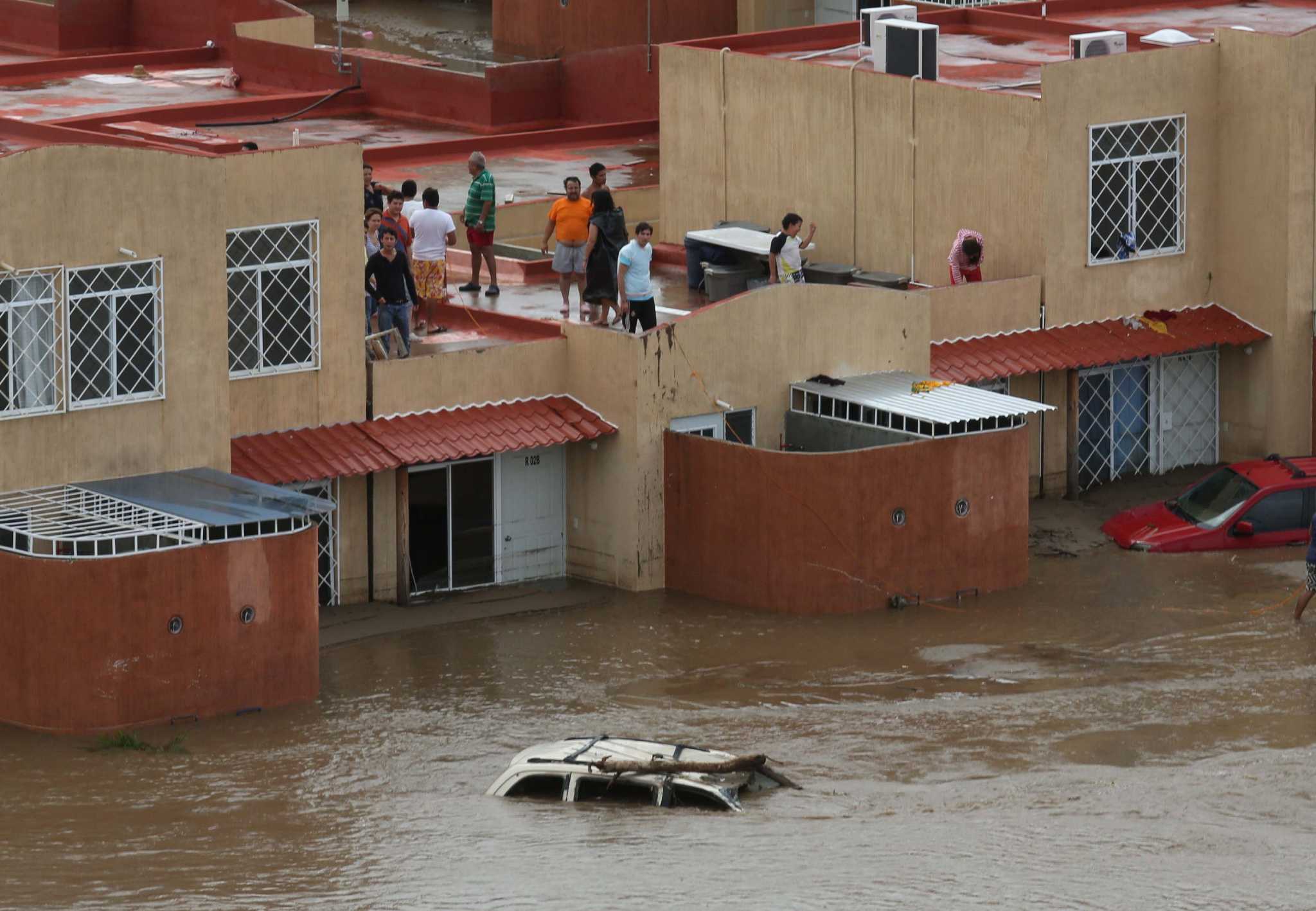 Mexico floods kill 80, thousands stranded