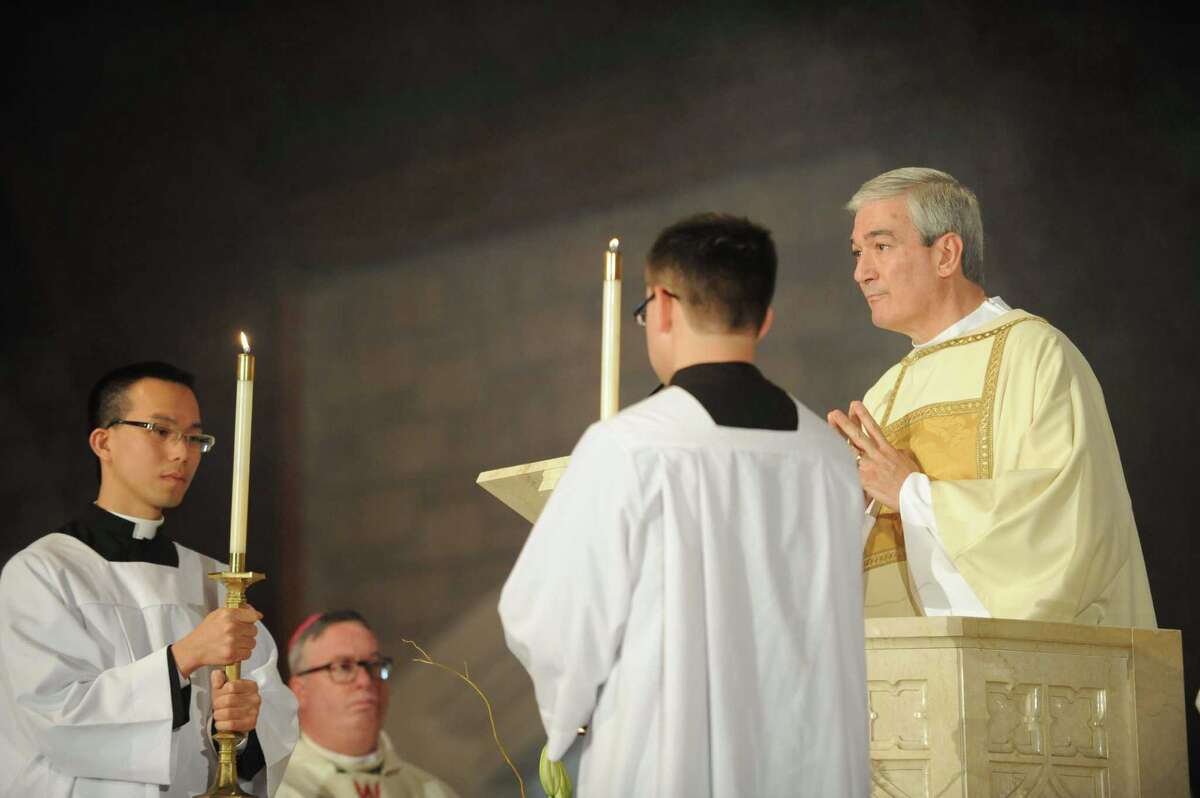 More than 1,200 welcome new bishop