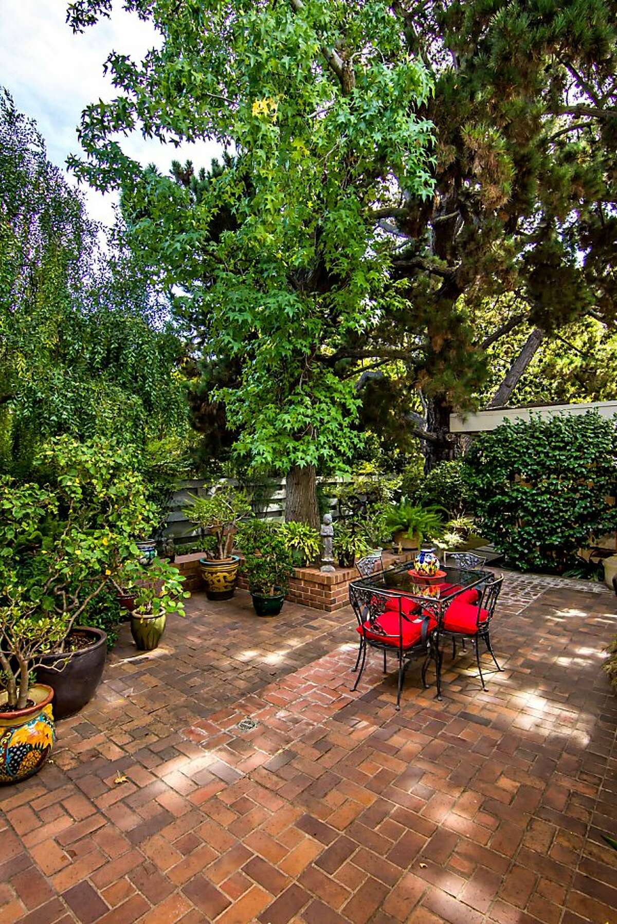3-bedroom Palo Alto home has brick courtyard