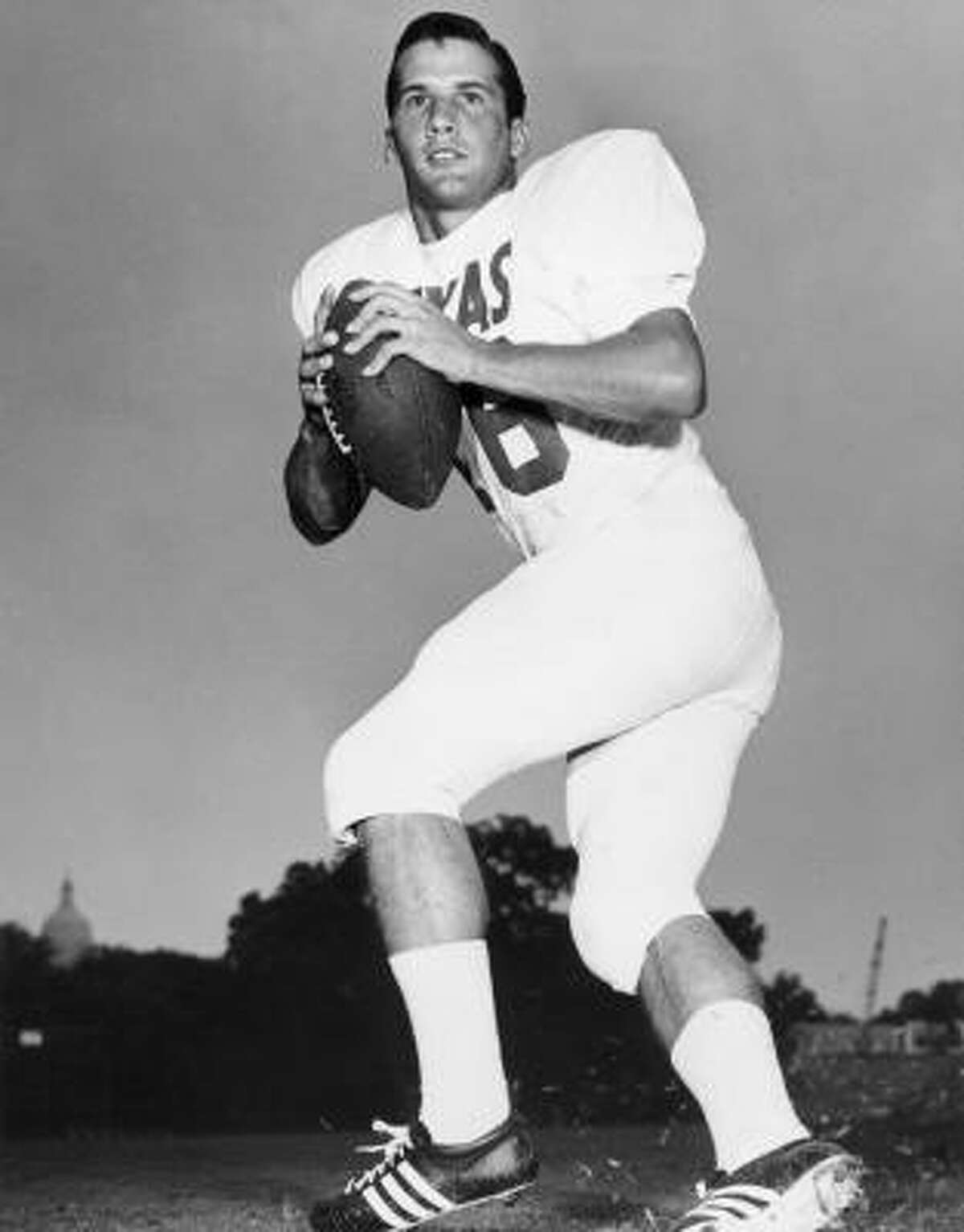 Former Longhorn quarterback James Street dies