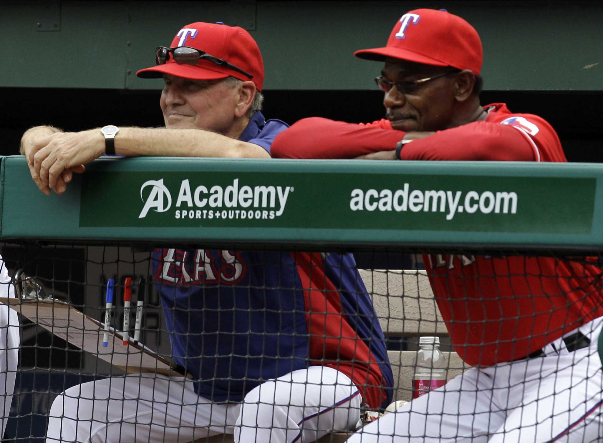 MLB Notebook: Rangers part ways with two coaches