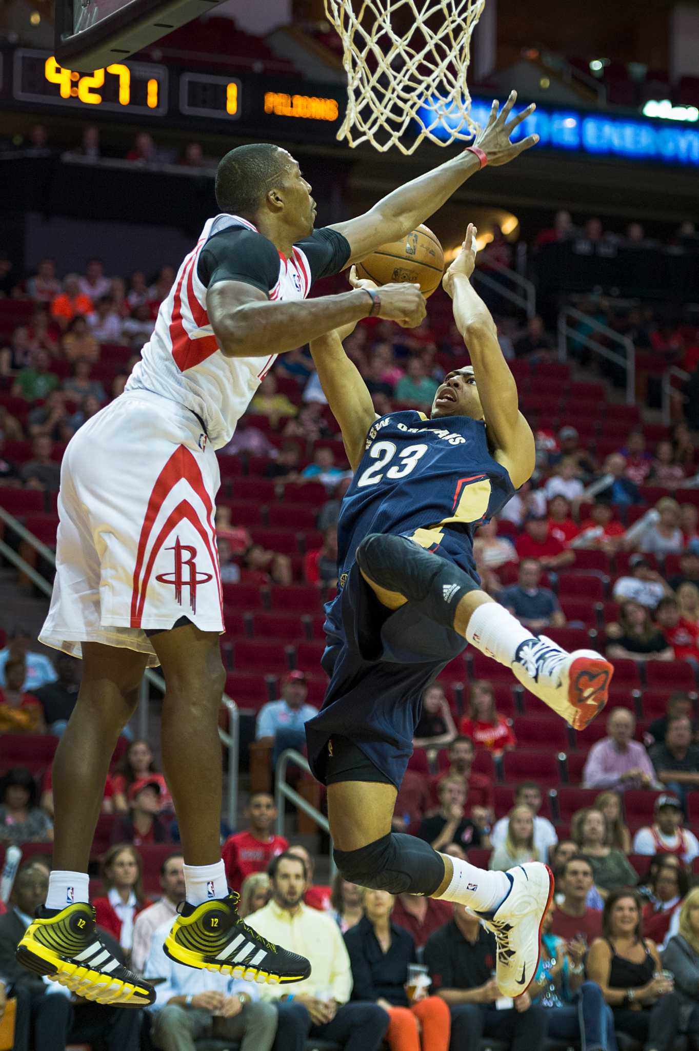 Howard has mixed debut as Rockets fall to Pelicans