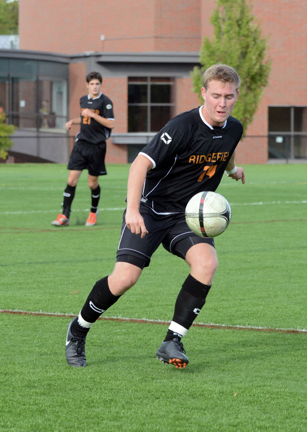 Ridgefield beats Darien for fourth straight win